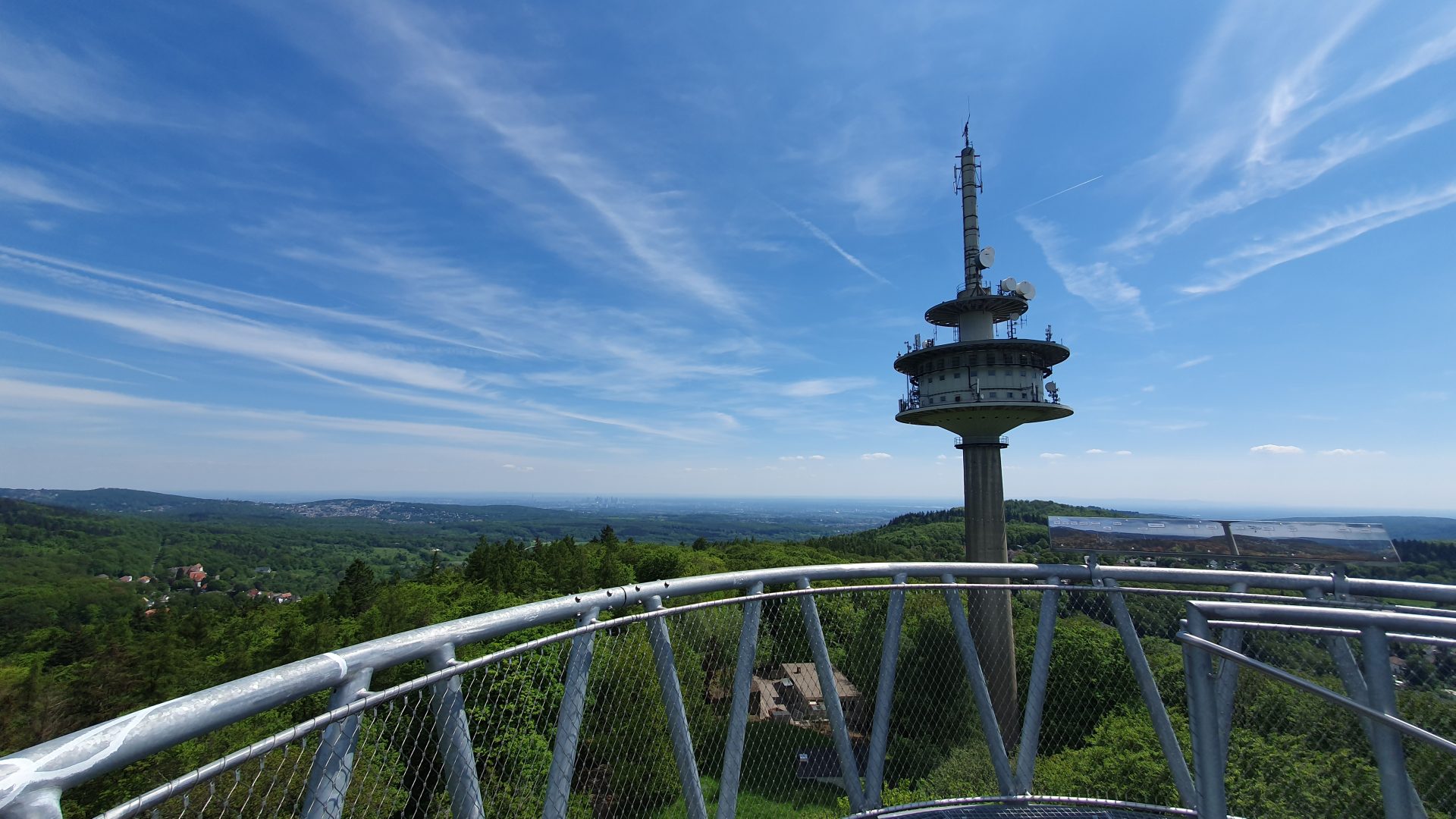 Der neue Atzelbergturm im Taunus - TOP Aussicht - 360 Grad-Blick